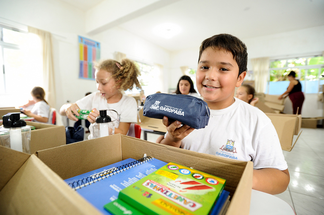 Prefeitura de Garopaba entrega 4 mil kits de material escolar